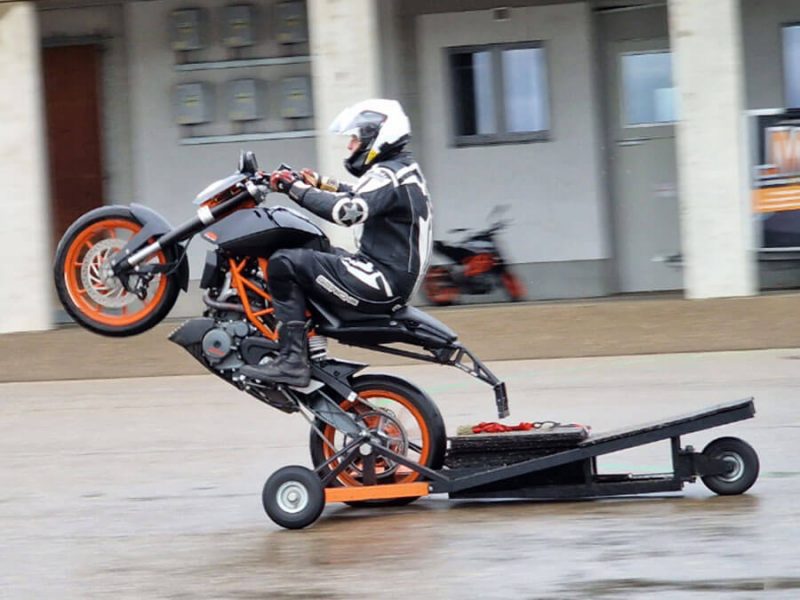 Wheelie Training - MES - Motorrad Events Sicherheit - Schräglagentrainings